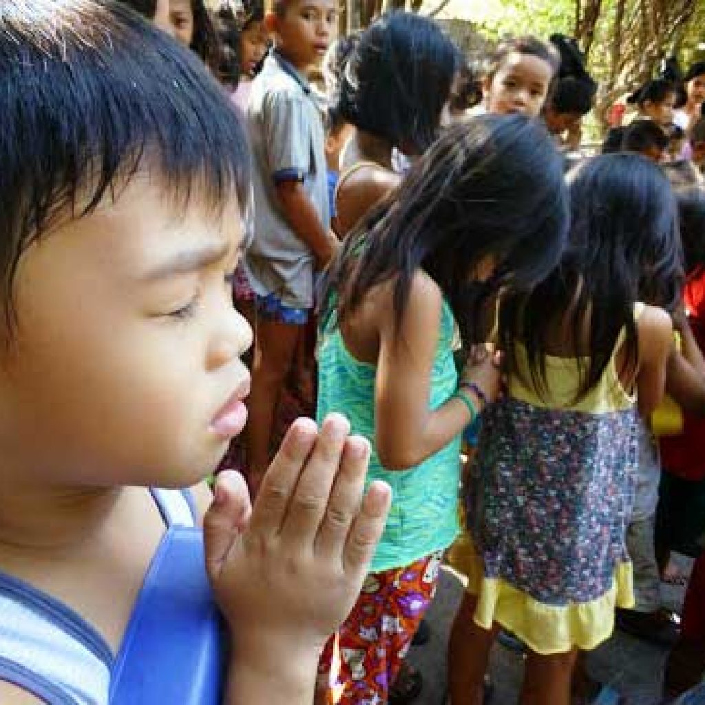 Children-praying-3 - Filipino Children's Bible Project