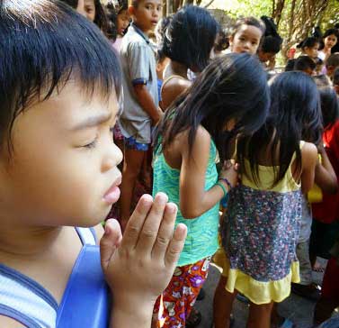 Children-praying-3 - Filipino Children's Bible Project